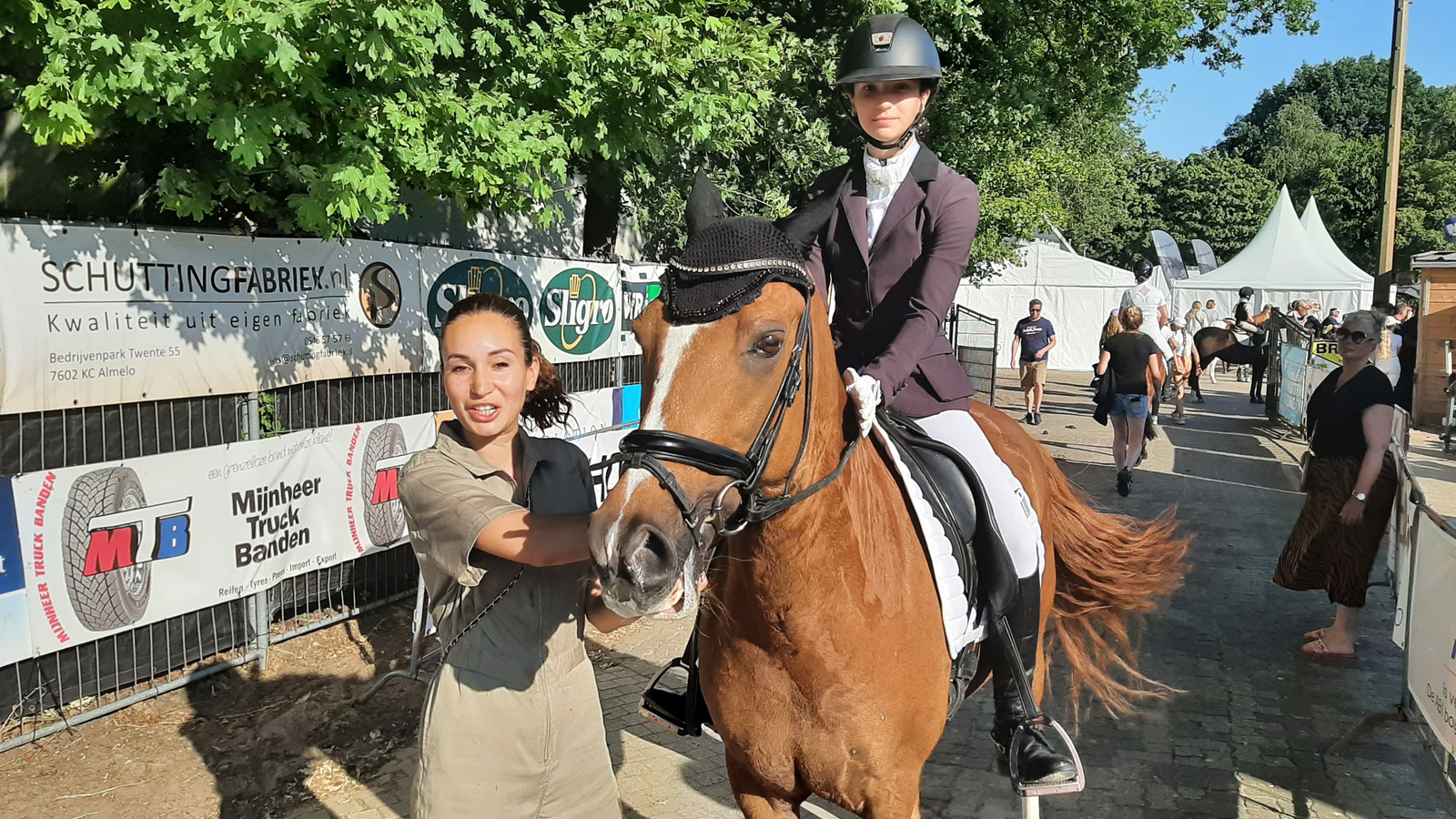 Dina van Persie (13) kan zonder beroemde vader Robin ongestoord ...