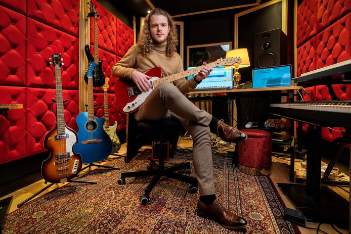 Muzikale duizendpoot Bas van Daalen (25) uit Waalwijk maakt kans op ...