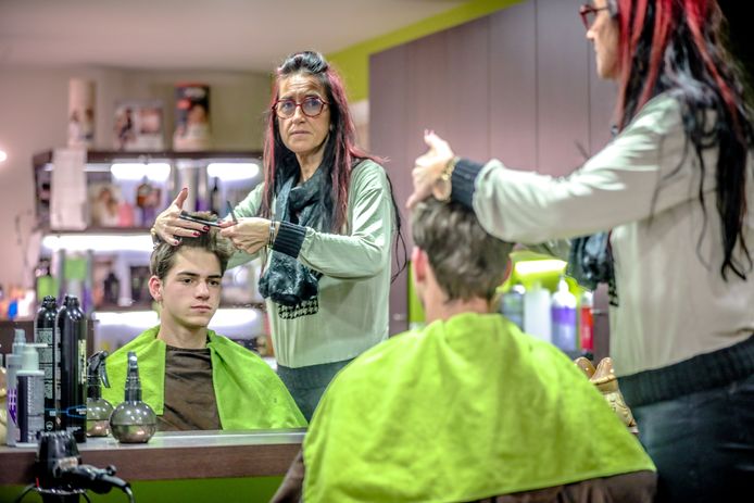 Kapster Krista (49) moet na 26 jaar stoppen door plotse oogziekte: “Ik ...