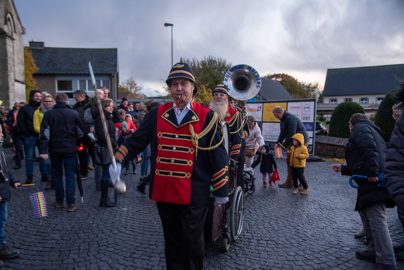 Sint-Maartens feest met lampionnentocht en Sint-Maartens vuur | Foto ... Sint-Maartens feest met lampionnentocht en Sint-Maartens vuur | Foto ...