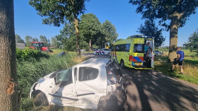 Twee auto’s belanden bijna in de sloot na aanrijding bij Nijeveen, een ...