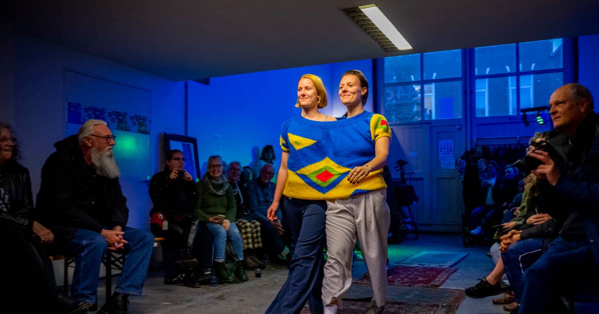 De laatste, wereldberoemde truien van Loes, daar gaan ze, als warme ...