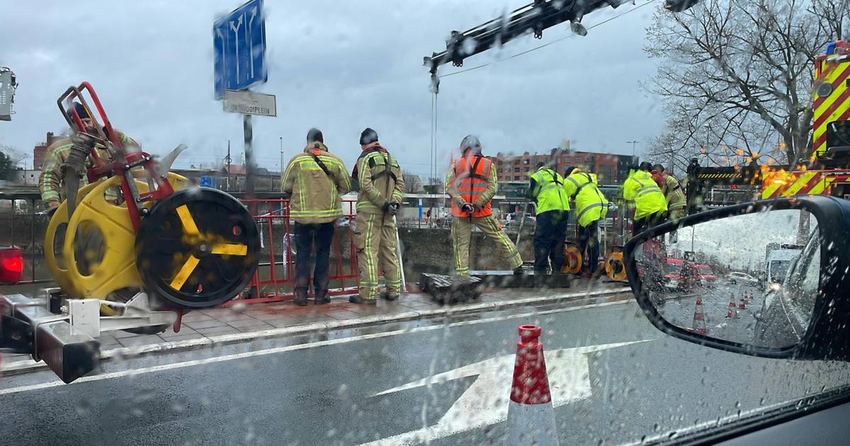 Brandweer vist brokstukken uit water aan Dampoort na spectaculair ...