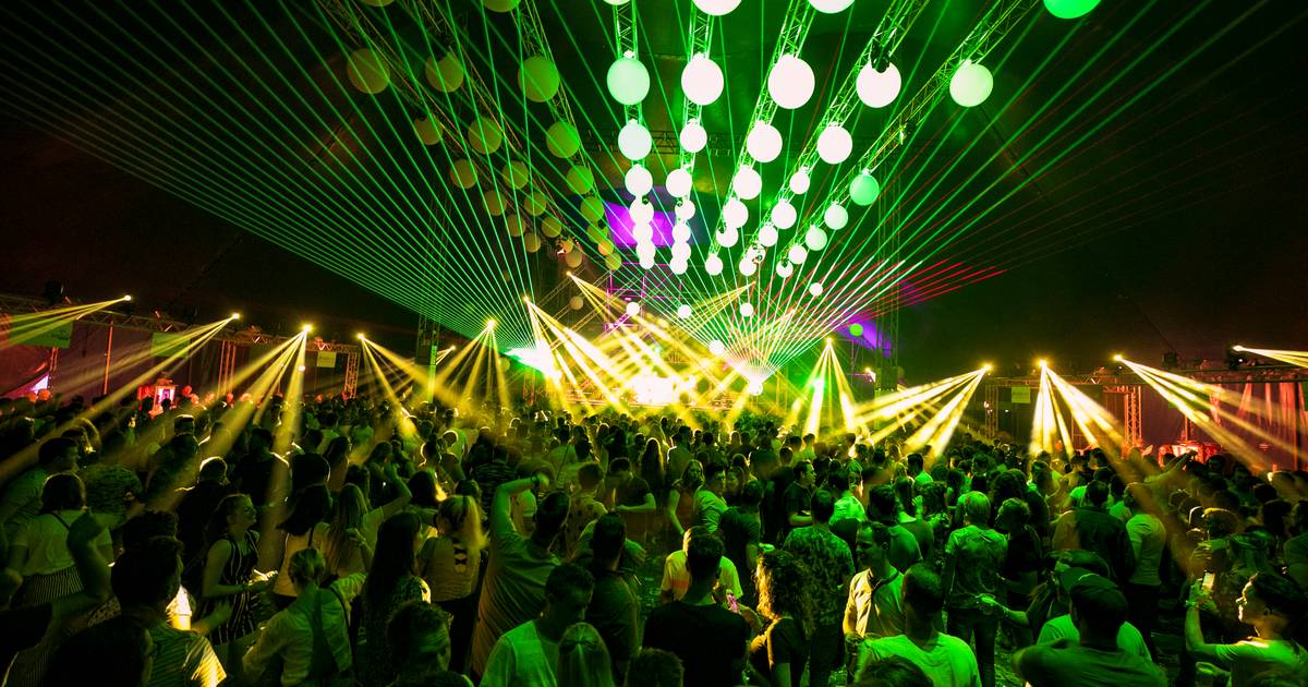 KOZ: met goedkoop pilsje in de hand naar hardstyle luisteren | Deurne ...