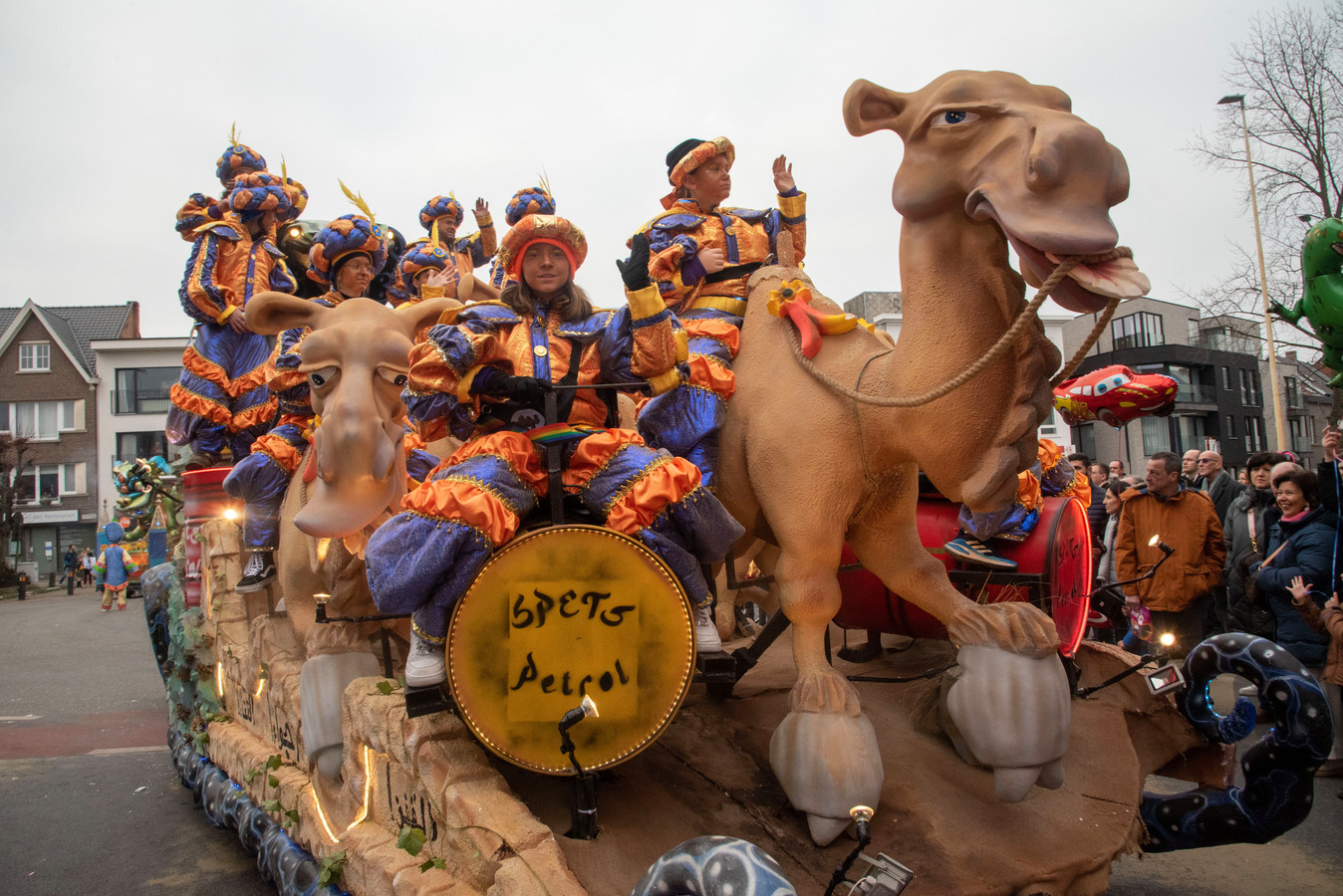 21 praalwagens kleuren 66ste Carnavalsstoet in Wetteren | Foto | hln.be