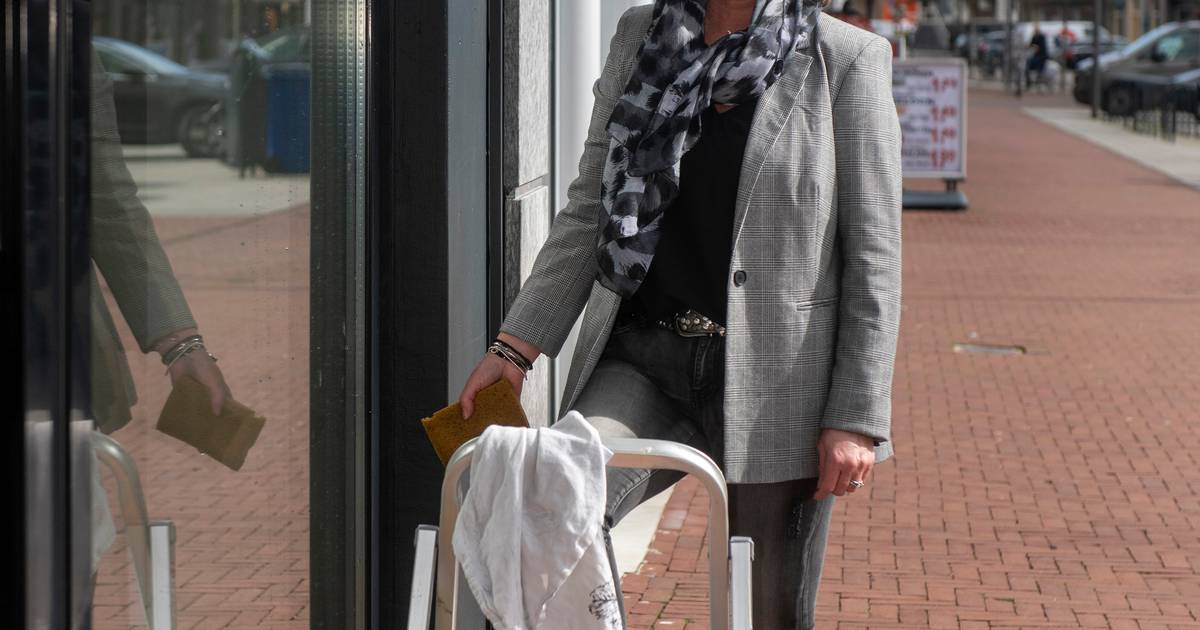 Esther (52) uit Elst zoekt de uitdaging in mode | Overbetuwe ...