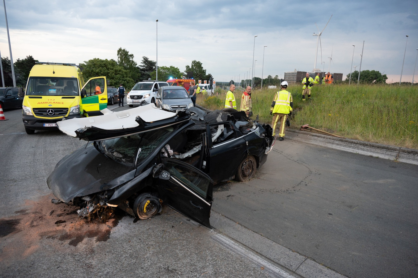 Opnieuw spectaculair ongeval op rotonde: Poolse bestuurder vliegt ...
