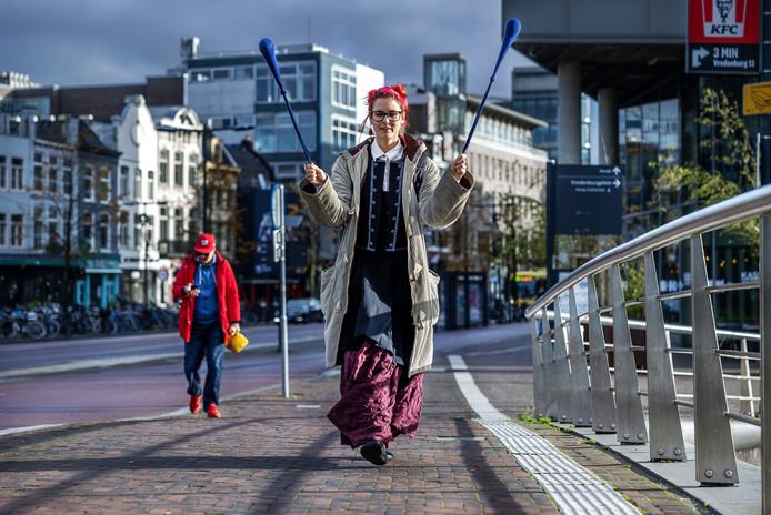 Ada (35) houdt meer van jongleren op straat dan van scrollen op ...