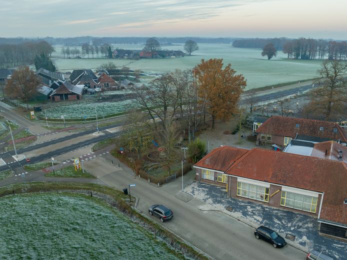 Wirwar in het kleine Markvelde. ‘Hier zijn we in Hof van Twente’. En ...