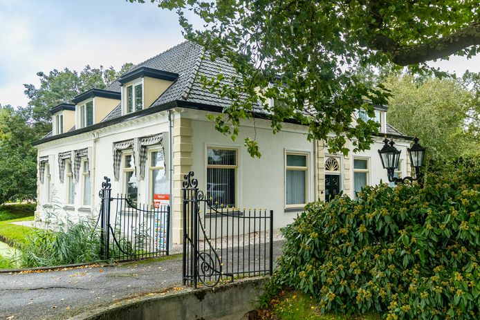 Familie Flodder kan het wel vergeten: wie deze villa wil kopen, moet ...