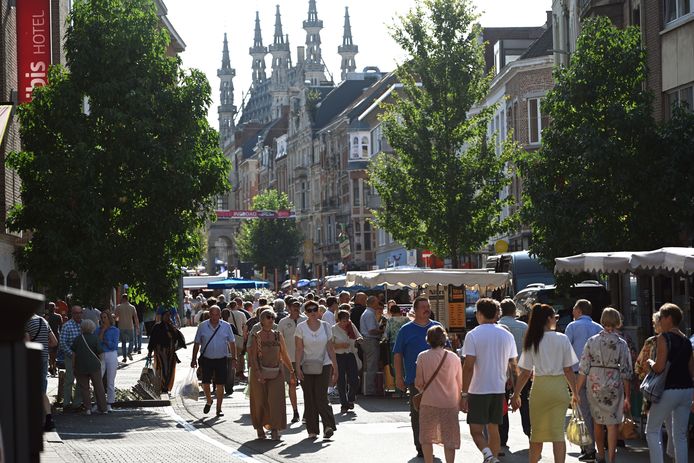 IN BEELD. Al vroeg over de koppen lopen tijdens traditionele Leuvense Jaarmarkt | Leuven | hln.be