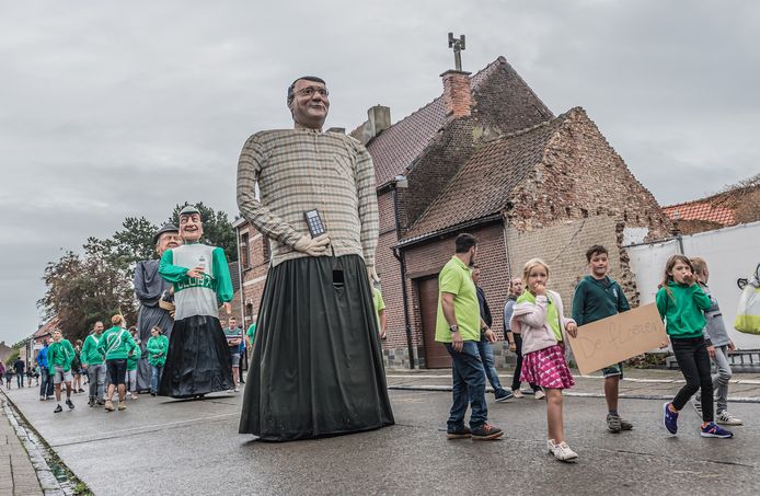 Reuzen dansen door straten tijdens halfoogstkermis | Dendermonde | hln.be