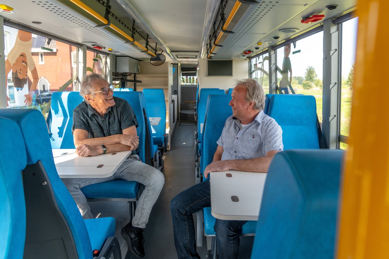 Een schoolbus uit Zweden wordt hier ineens een ‘bosbessenbus’: ‘Echt ...