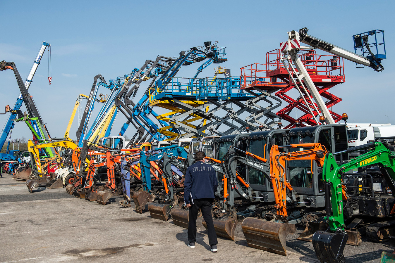 Een trekker of een golfkarretje: wie biedt meer bij Epic-Auctions ...