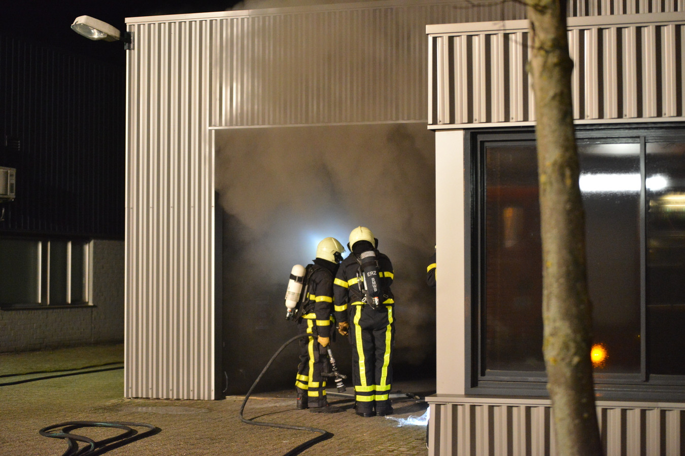 Veel rook bij uitslaande brand in loods van kaarsenfabriek in Breda ...