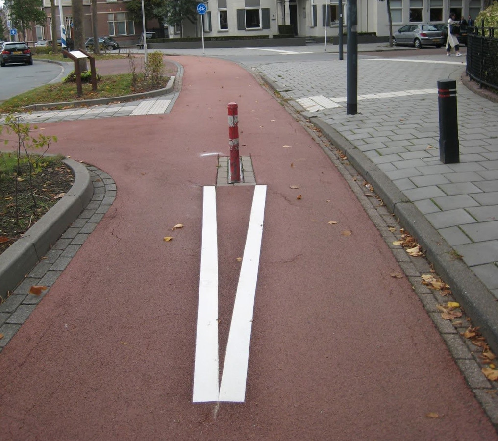 Gevaarlijke en zinloze paaltjes in Den Bosch: de helft kan weg | Foto ...