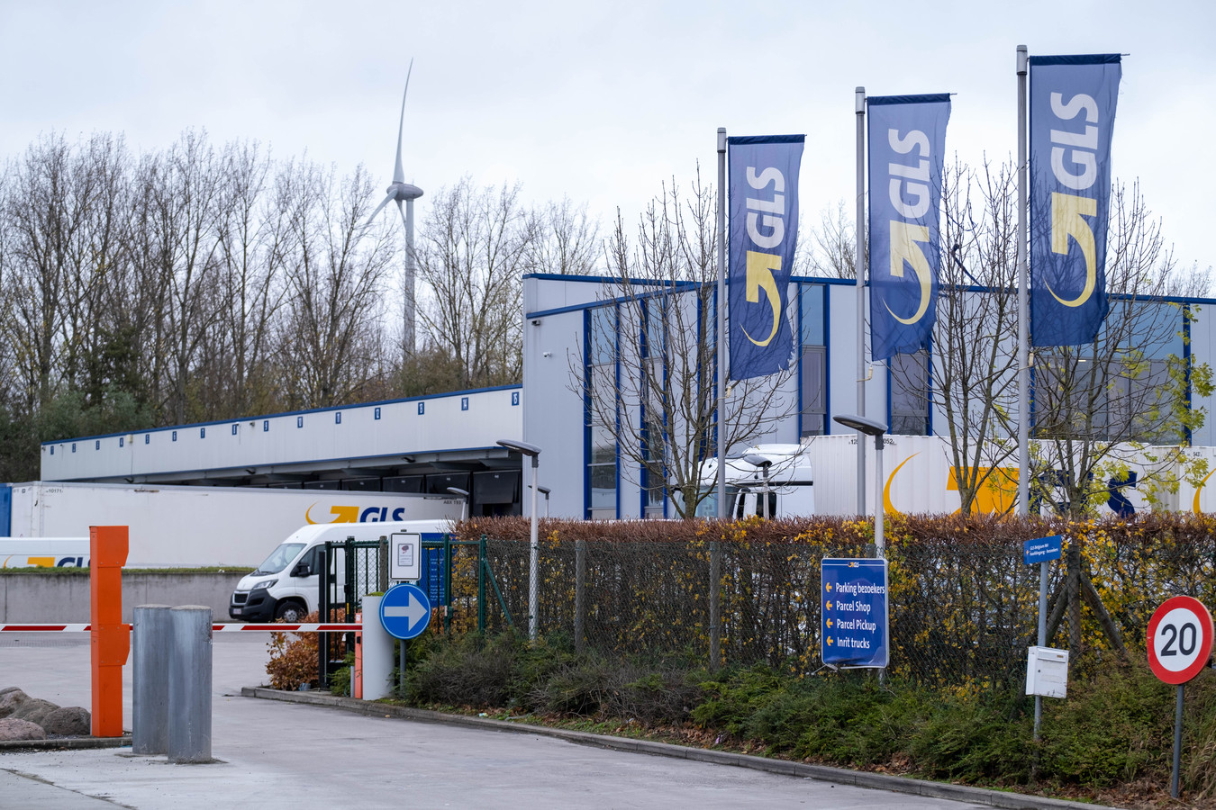 Pakjesbezorgers klagen werkomstandigheden tijdens coronacrisis aan ...