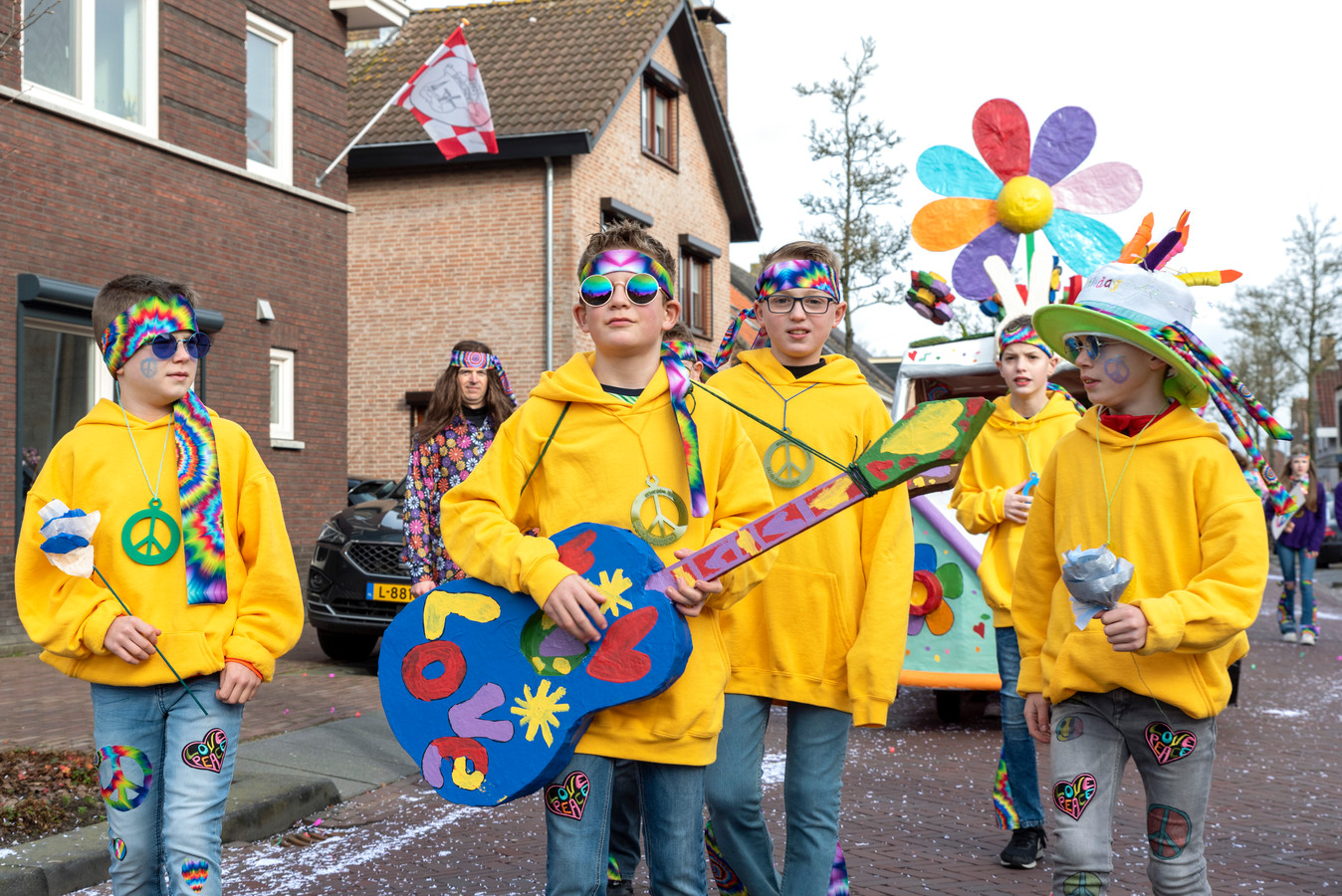 Extra feest in Sprundel: ‘Wóórt daor, al 55 jaor!’ | Foto | AD.nl