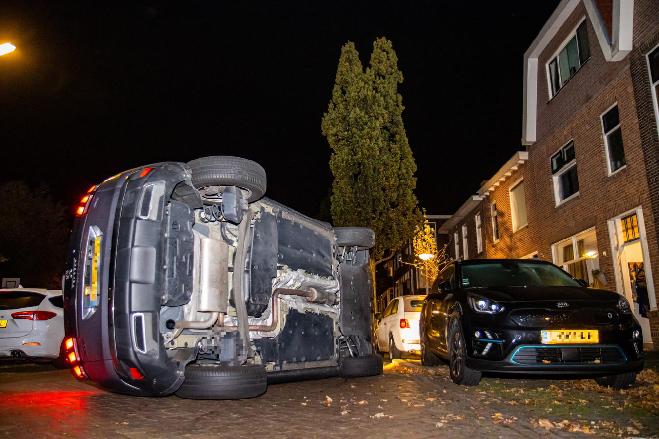 Bestuurder zonder rijbewijs knalt op geparkeerde auto en komt op ...