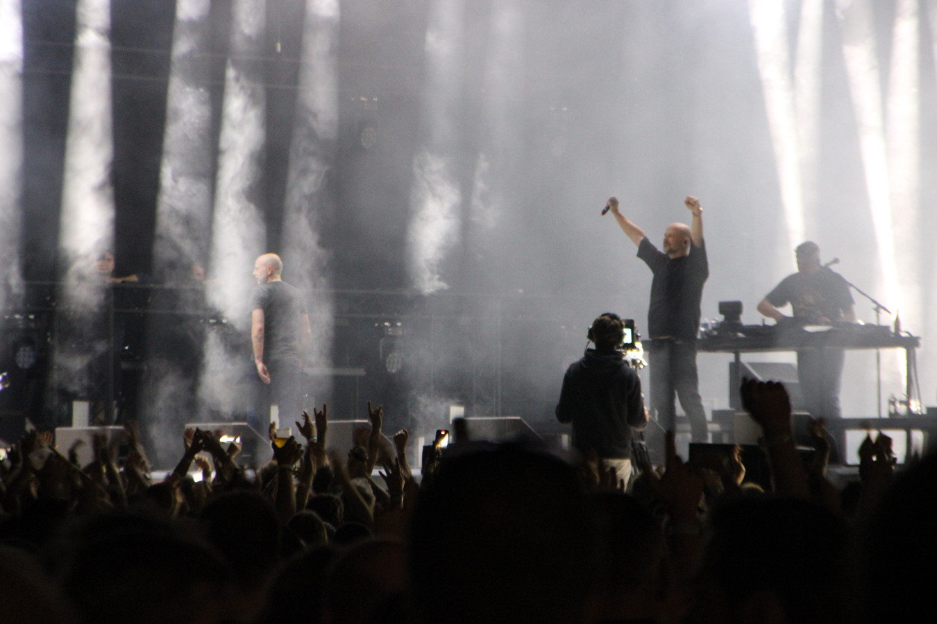 Achtduizend fans vieren zilveren jubileum ’t Hof van Commerce: “Trotser ...