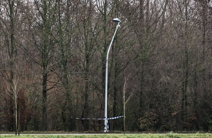 Scheve verlichtingspaal roept vraagtekens op bij inwoners Lochristi ...