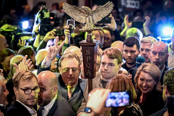 Hoe Bart De Wever (N-VA) met een adelaar van 600 euro alle voorpagina’s ...