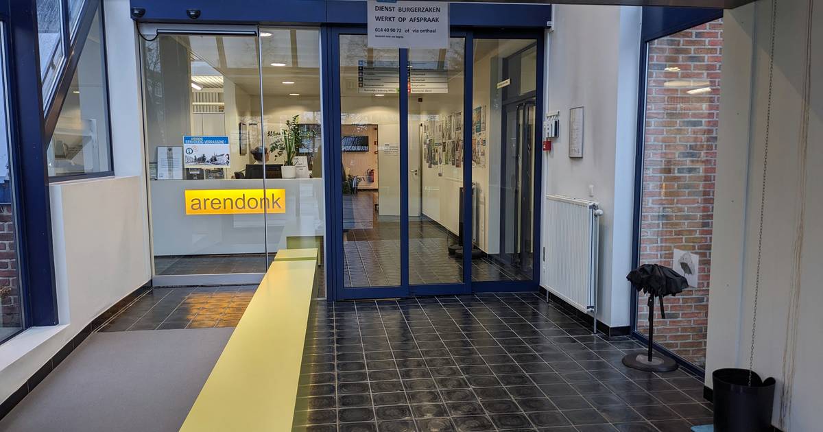 Inkom gemeentehuis ontoegankelijk door herstelling lek | Arendonk | hln.be