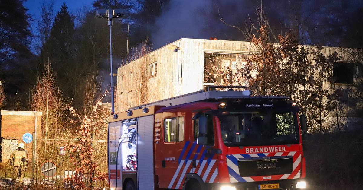 Brand bij loods in Arnhem: vuur vermoedelijk aangestoken | Arnhem | AD.nl