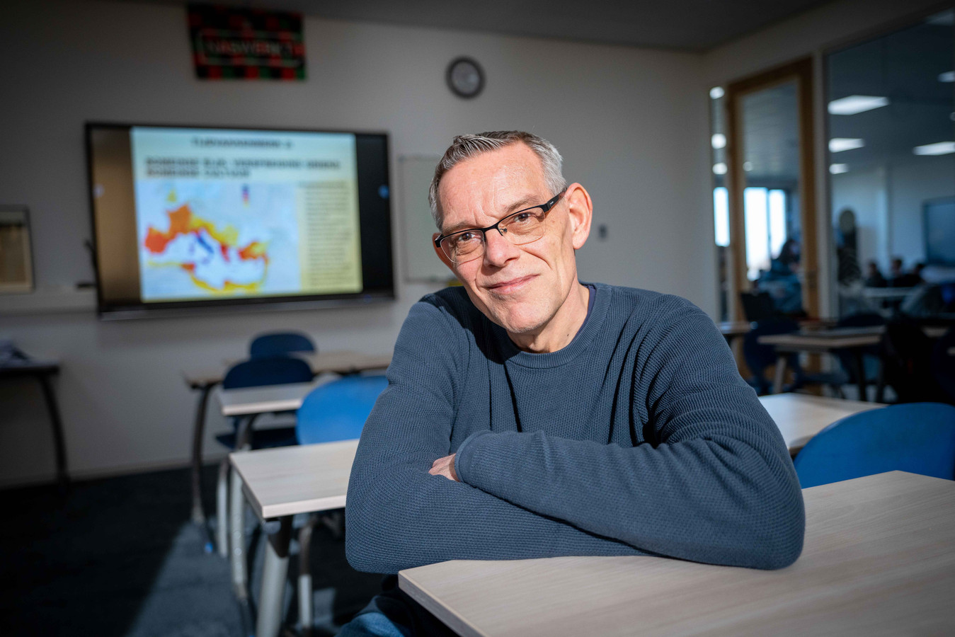 John (55) ziet de docenten omvallen en zit nu ook zelf thuis: ‘Frustratie bouwt zich op’ | Foto ...
