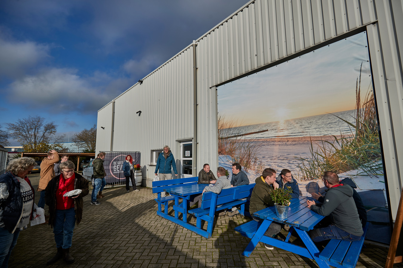 Boetes om drie blauwe picknicktafels bij vishandel Zutphen? ‘Ik begin ...