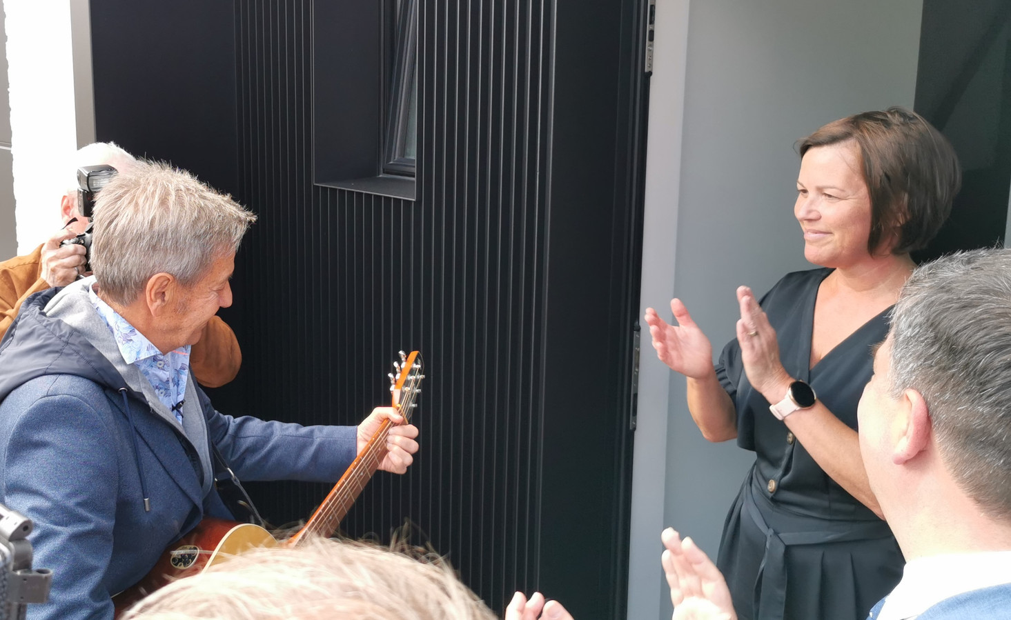 Willy Sommers verrast Siska met privéconcert aan voordeur: “Als dank ...