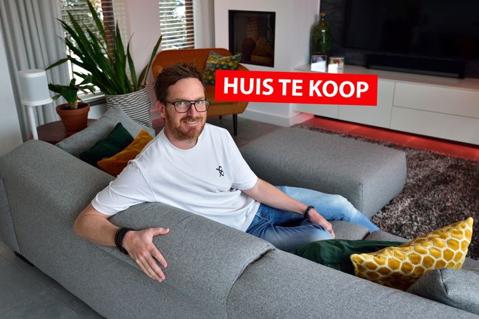 Tom is zo gehecht aan zijn dorp dat hij er drie huizen kocht, nu ...