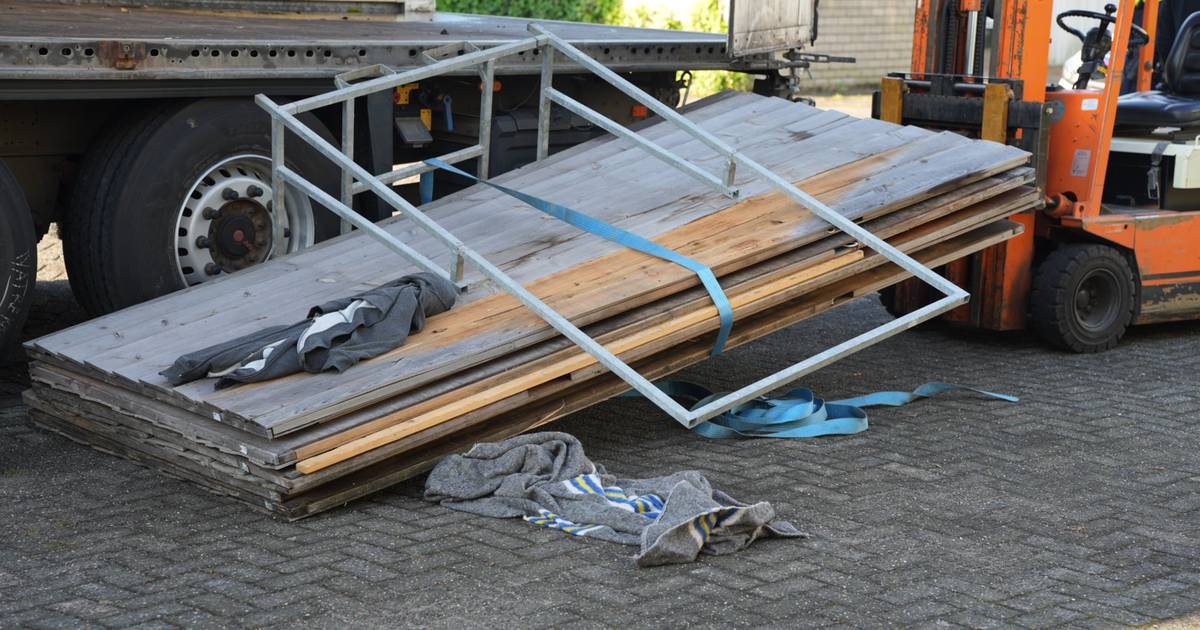 Man zwaargewond nadat stalen rek met houten planken van heftruck valt ...
