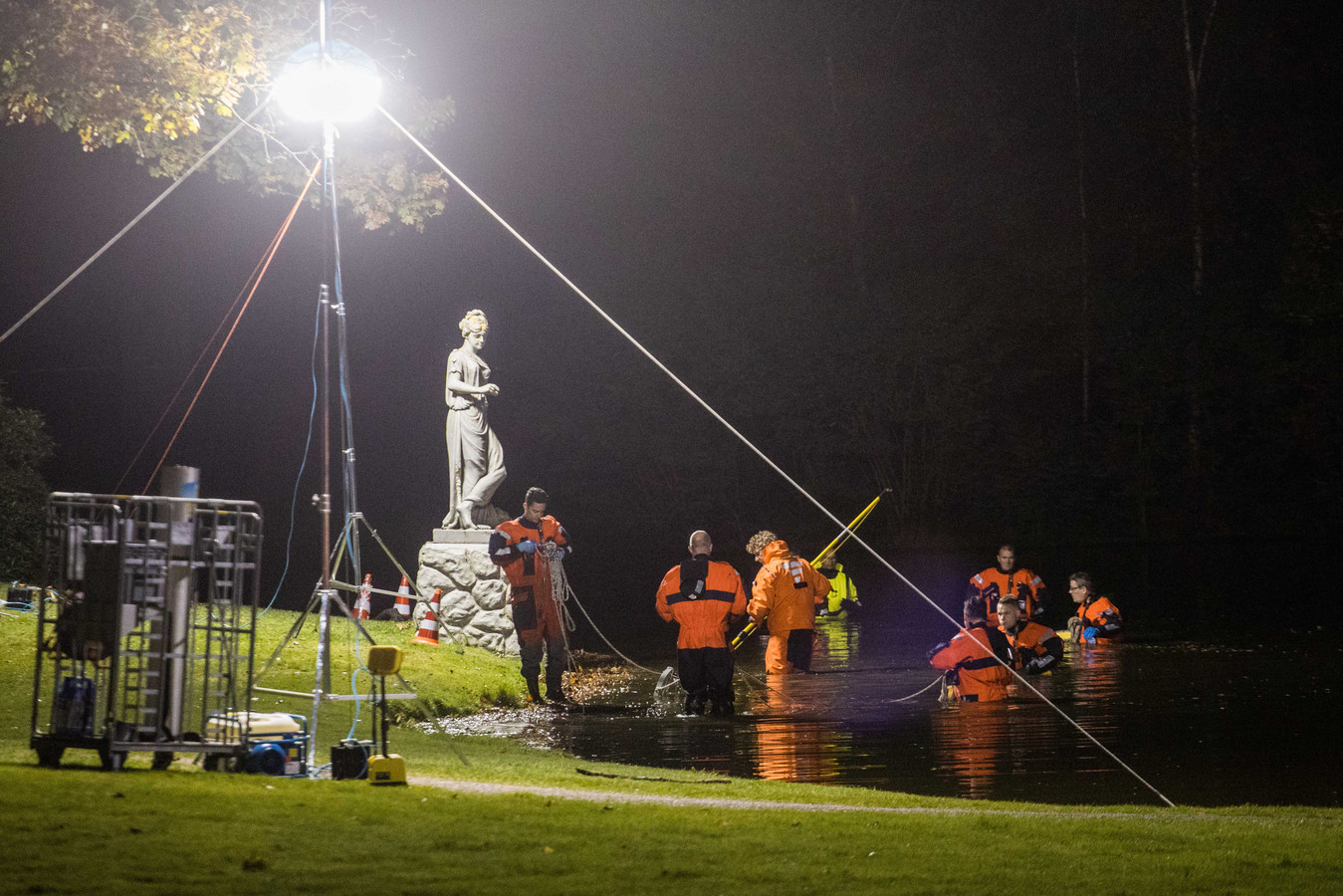 Water in vijver grotendeels weggepompt bij zoektocht Anne Faber | Foto ...