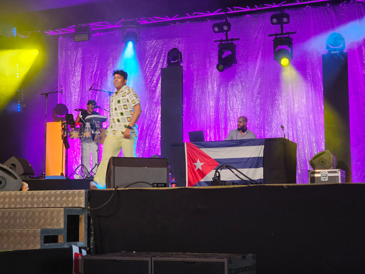 IN BEELD. 40ste Antilliaanse Feesten gestart onder stralende zomerzon ...