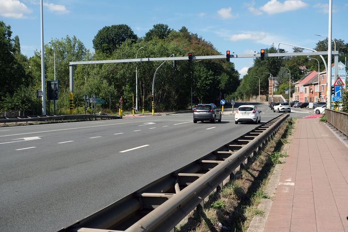 Tijdelijk eenrichtingsverkeer op Mechelsesteenweg door graafwerken | Herent | hln.be