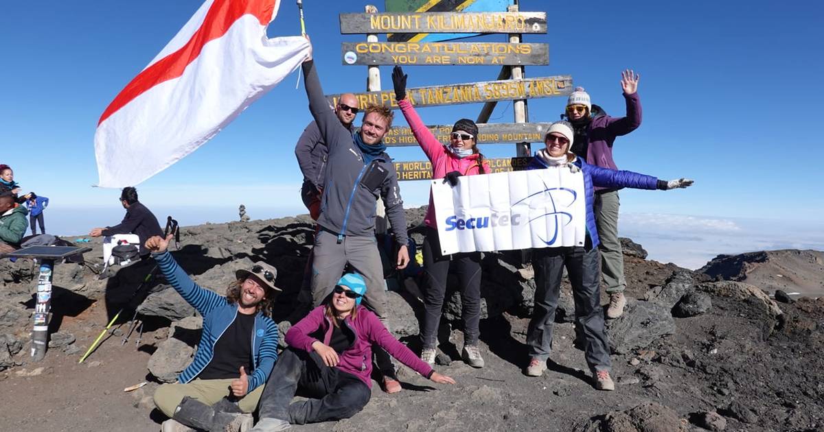 Dendermondse wit-rode vlag wappert op Kilimanjaro | Dendermonde | hln.be