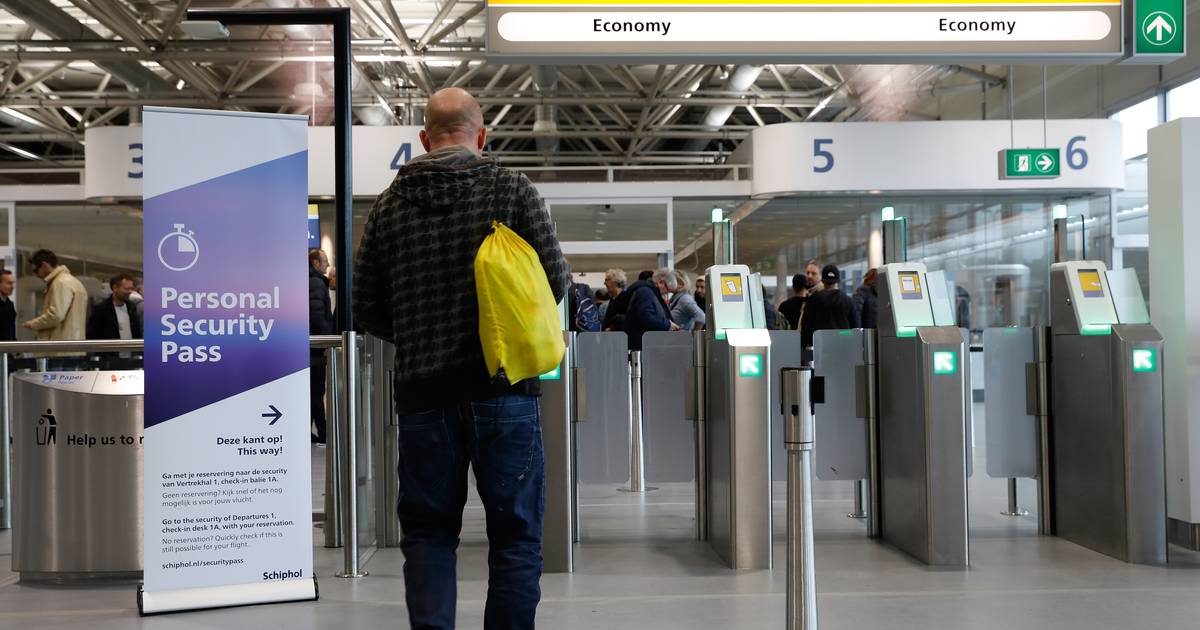 ‘Paspoortcontrole op Schiphol achter balies gaat verdwijnen ...