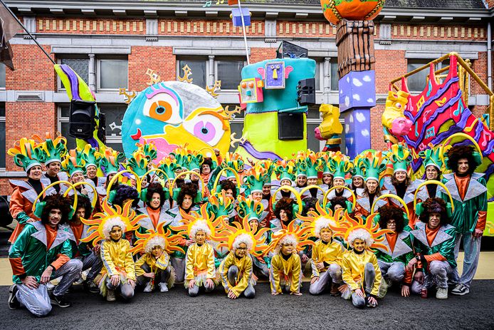 Carnavalisten (en landbouwers) zorgen voor animo in Essen | Essen | hln.be