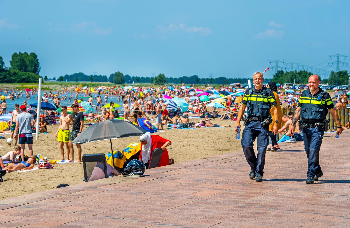 Extra politie op de been strand Nesselande: rellen blijven uit | Foto ...
