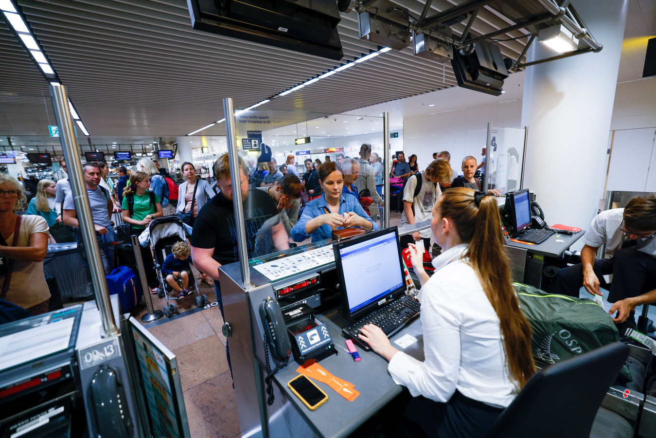 Onze reporter draait mee aan incheckbalie op Brussels Airport: “Geef ...