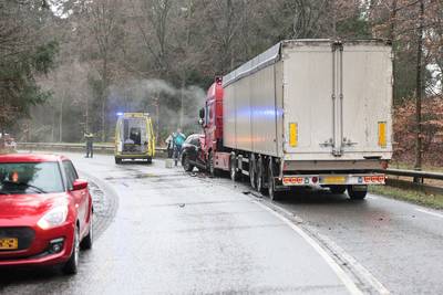 Persoon overleden na frontale botsing tussen auto en vrachtwagen tussen Ommen en Den Ham - Oozo.nl