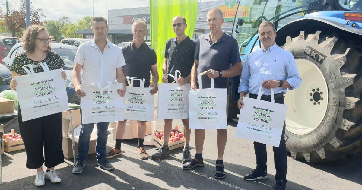 Land- en tuinbouwers delen duurzame winkeltassen uit aan klanten ...