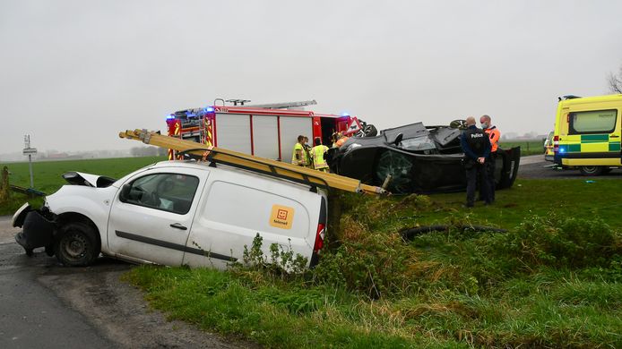 Wéér zware klap op berucht kruispunt: paaltje boort zich door voorruit van wagen | Hooglede | hln.be