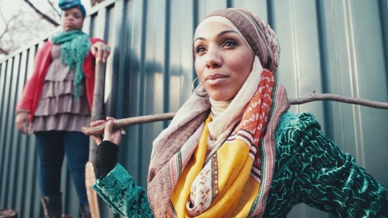 Gepimpte hoofddoek en hippe sneakers: steeds meer moslima's zijn ...