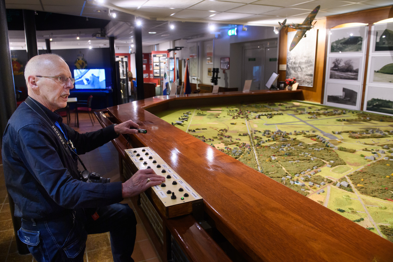 De laarzen die Prins Bernhard was vergeten, zijn in Gilze-Rijen bewaard ...