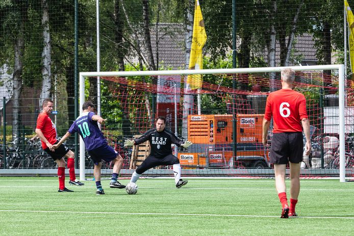 Luc Nilis is het scoren nog niet verleerd en schittert in Acht bij ...