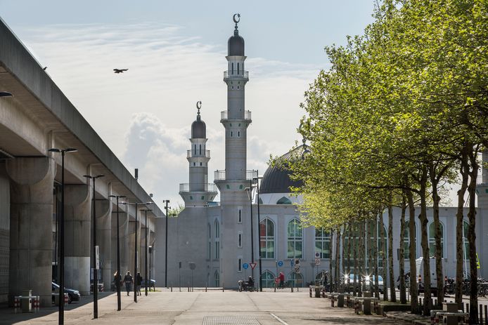 Steeds meer moskeeën versterken oproep tot gebed | Amsterdam | AD.nl