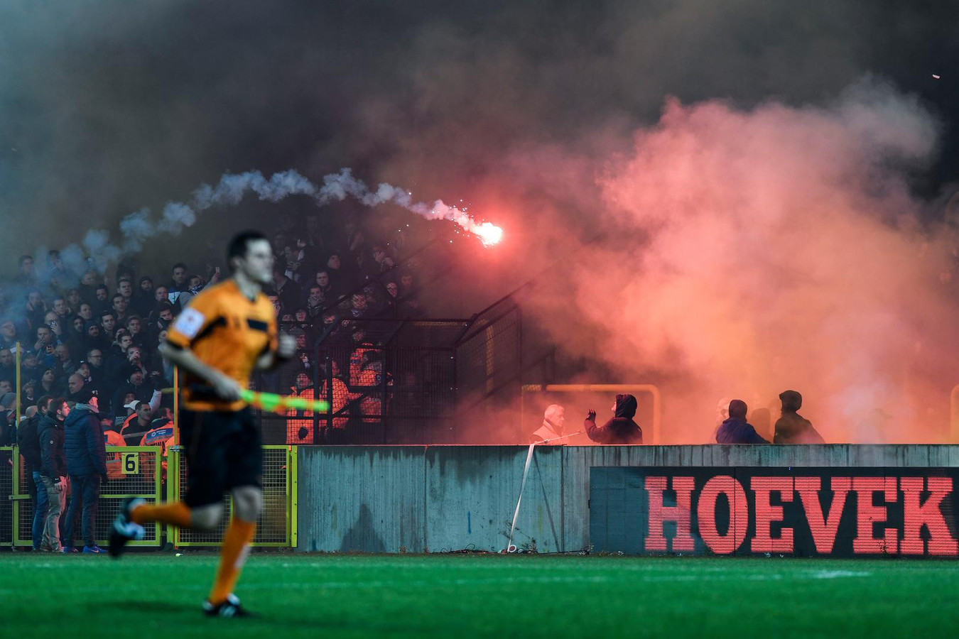 Al 20 Nederlandse hooligans herkend | Foto | hln.be