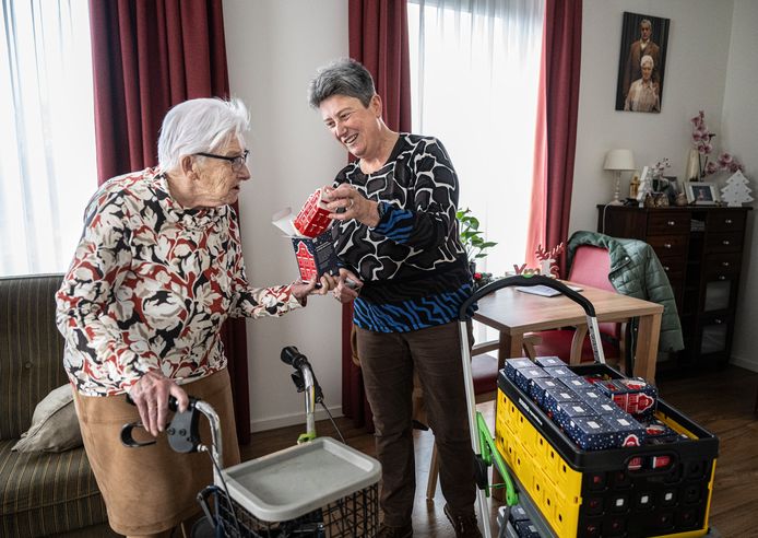 Gerda brengt licht in verzorgingshuis met AH-kersthuisje: ‘Iedereen ...